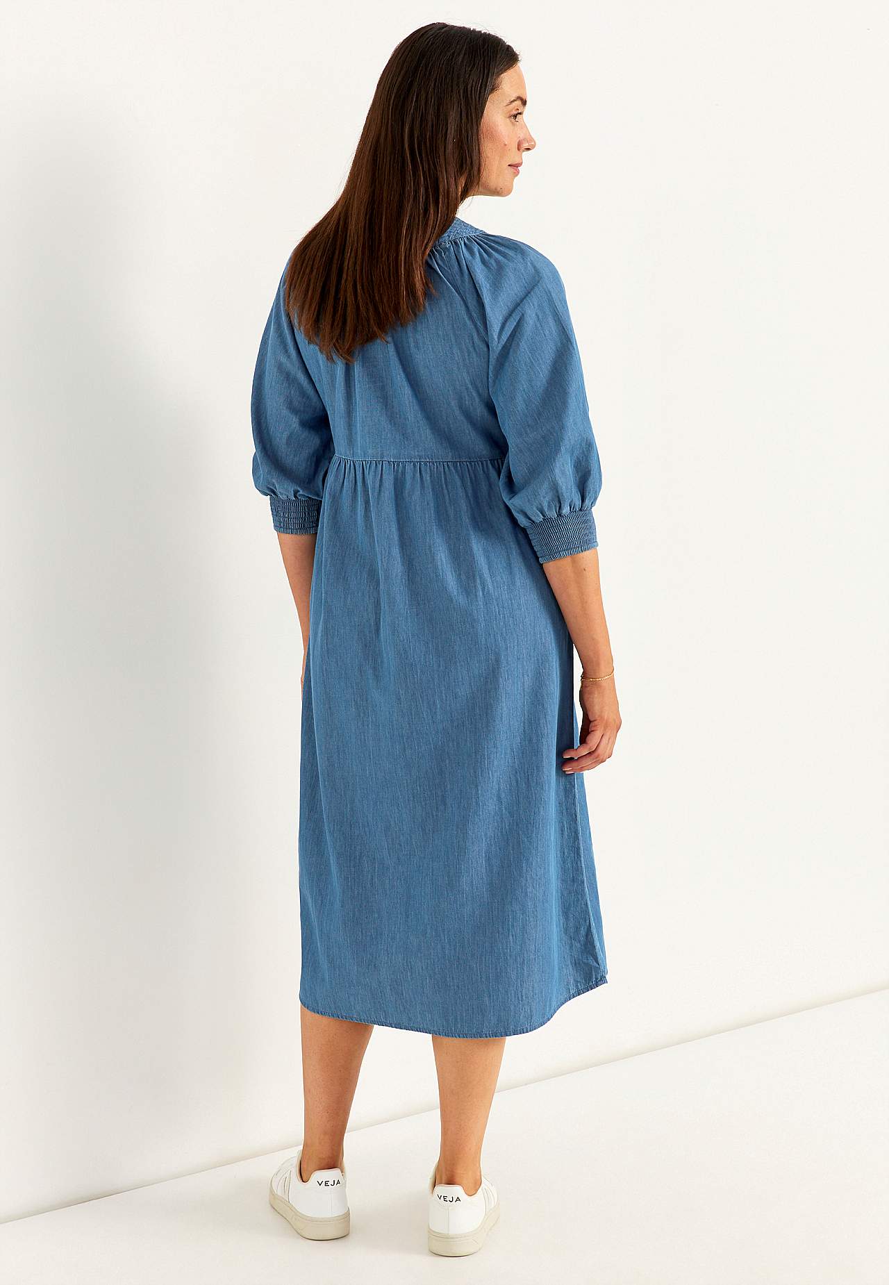 Viegla, gaisīga džinsa kleita | Cellbes